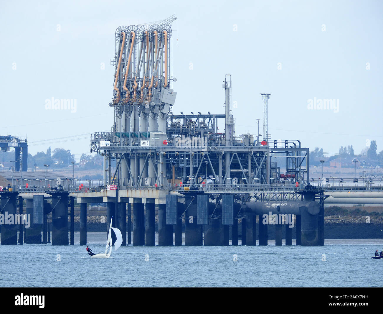 Articulated arms for lng unloading hi-res stock photography and images ...