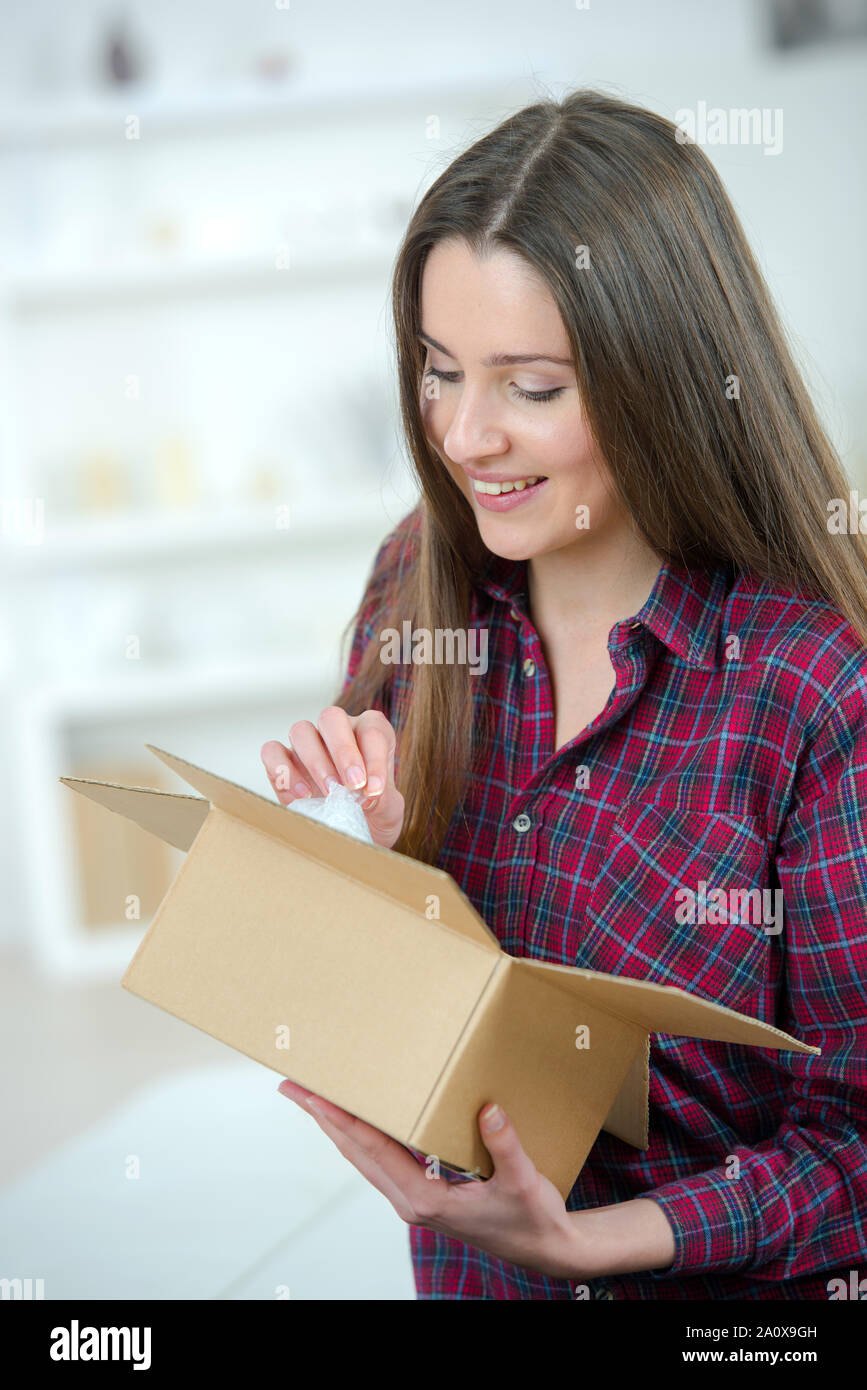 girl opening a newly delivered box Stock Photo - Alamy