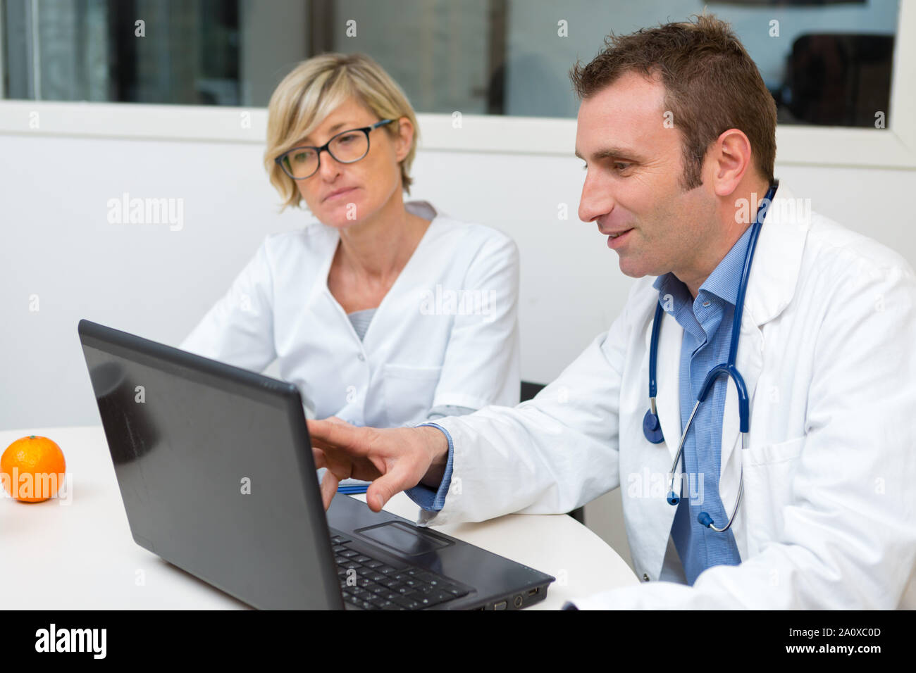 doctor using tablet to inform patient Stock Photo - Alamy