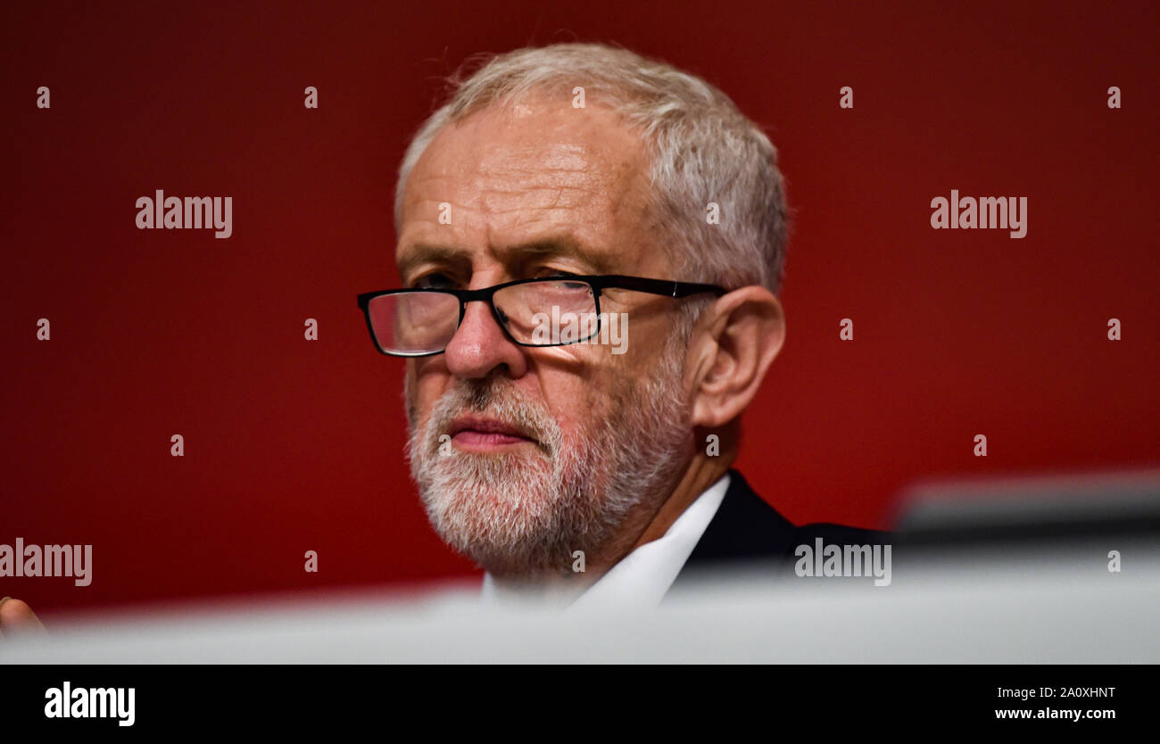 Corbyn wearing glasses hi-res stock photography and images - Alamy
