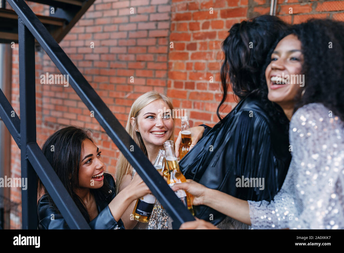 Multi ethnic friends hi-res stock photography and images - Alamy