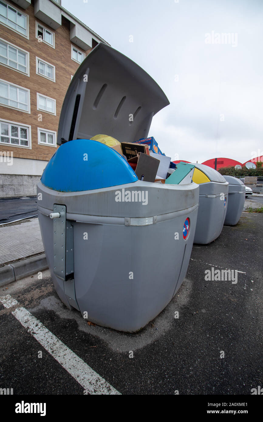 Cardboard recycle bin hi-res stock photography and images - Alamy