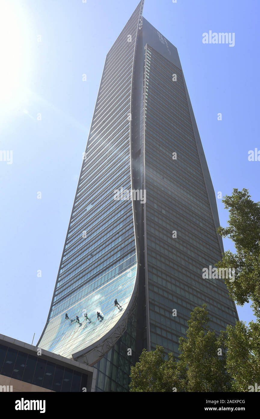 Kuwait City, Kuwait. 22nd Sep, 2019. Window cleaners work outside a ...