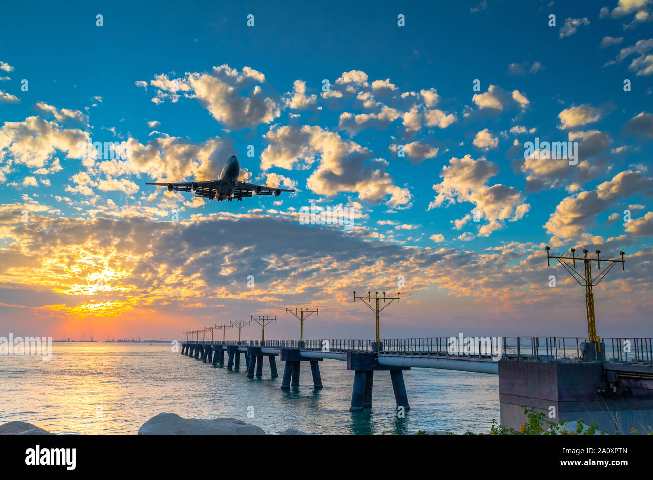 Airplane at sunset hi-res stock photography and images - Alamy