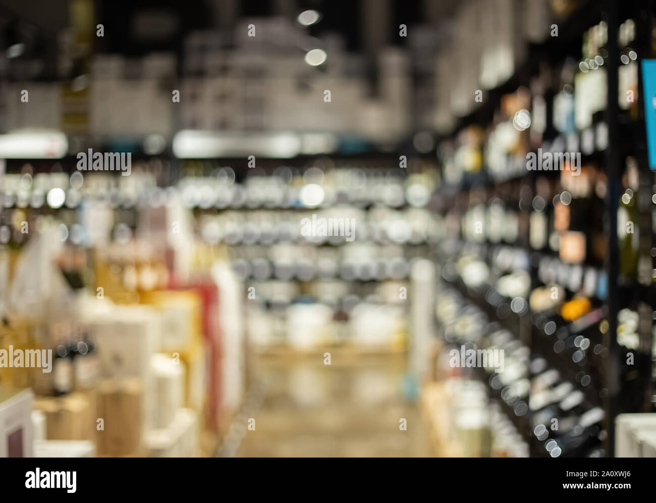 Blurry liquor store. Defocused alcohol shop background Stock Photo - Alamy