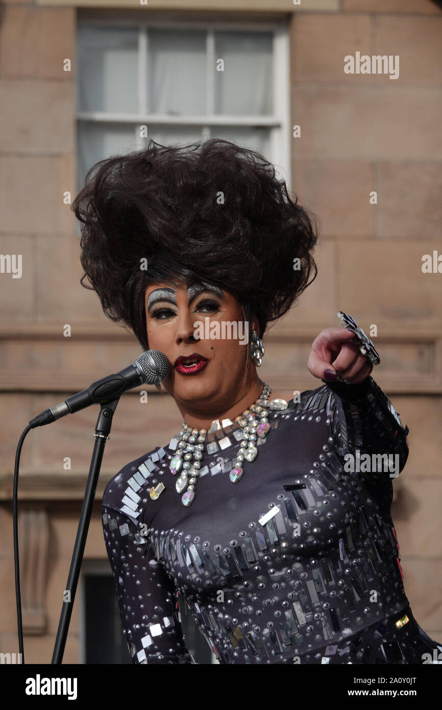 Drag performers hi-res stock photography and images - Alamy