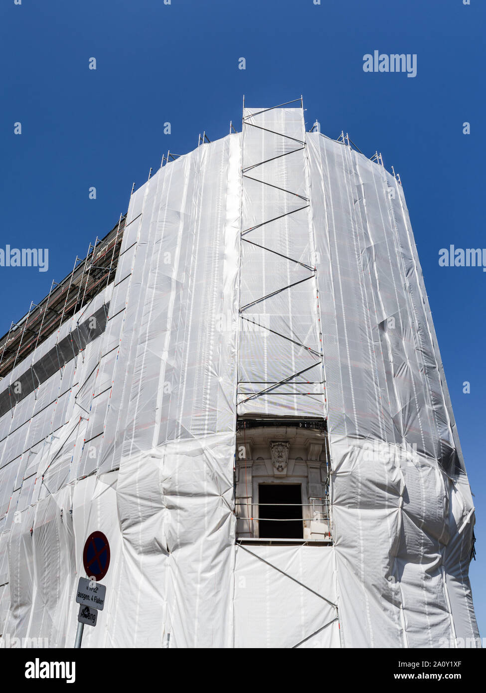 Scaffolding sheeting hi-res stock photography and images - Alamy