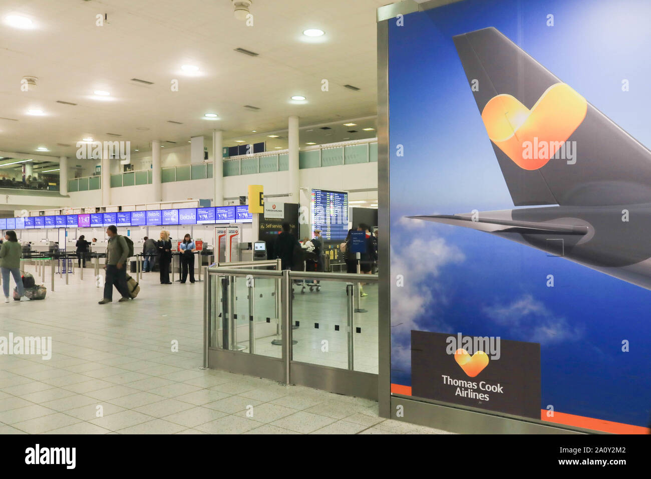 United airlines check in counter hi-res stock photography and images ...