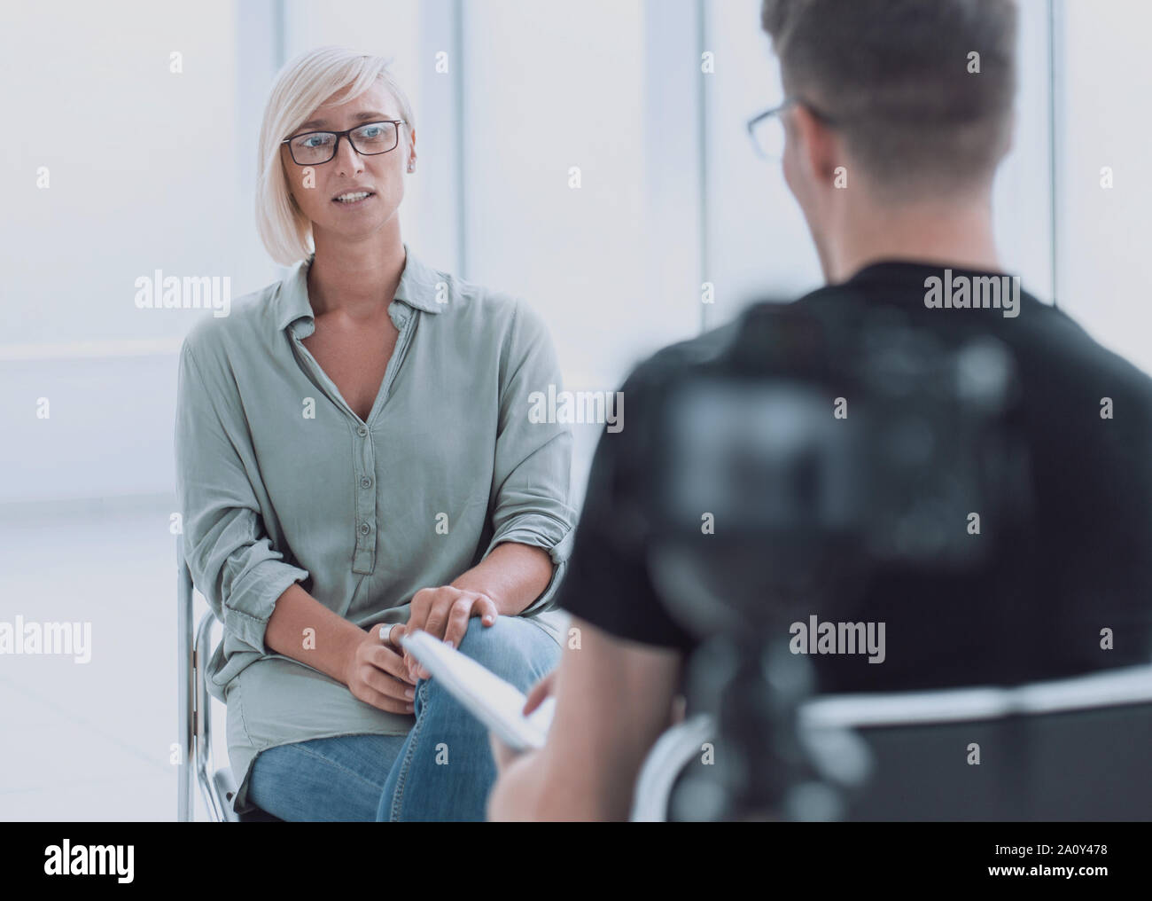 Female newsreader studio hi-res stock photography and images - Alamy
