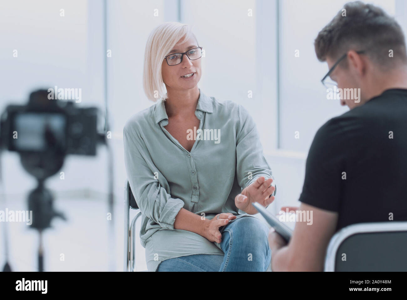 Female newsreader studio hi-res stock photography and images - Alamy