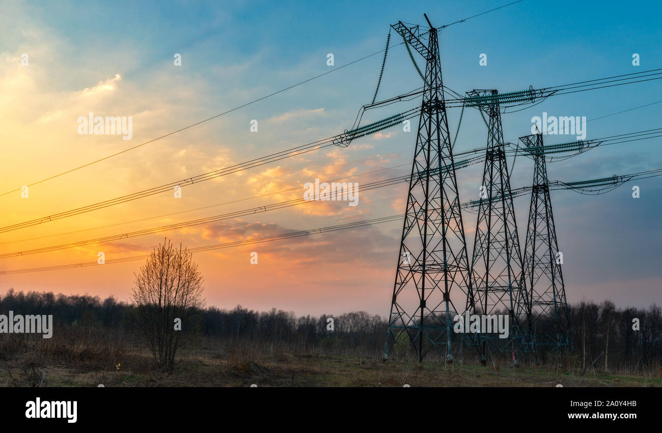 Transmission overhead powerlines hi-res stock photography and images ...