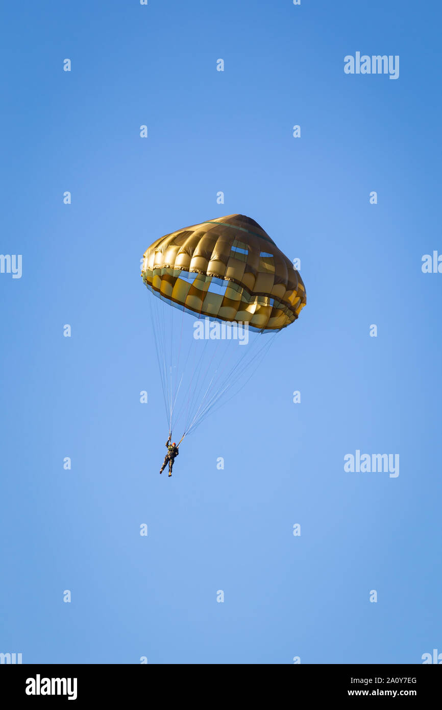 Ww2 parachuting ww2 hi-res stock photography and images - Alamy