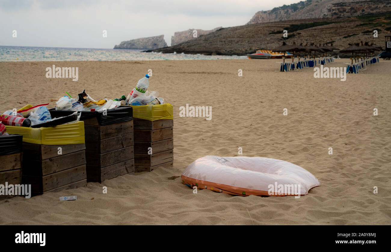 Beach trash cans hi-res stock photography and images - Alamy