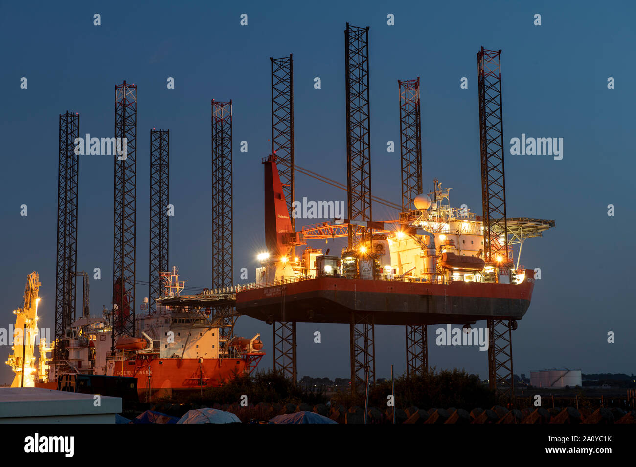 Jack up ships hi-res stock photography and images - Alamy