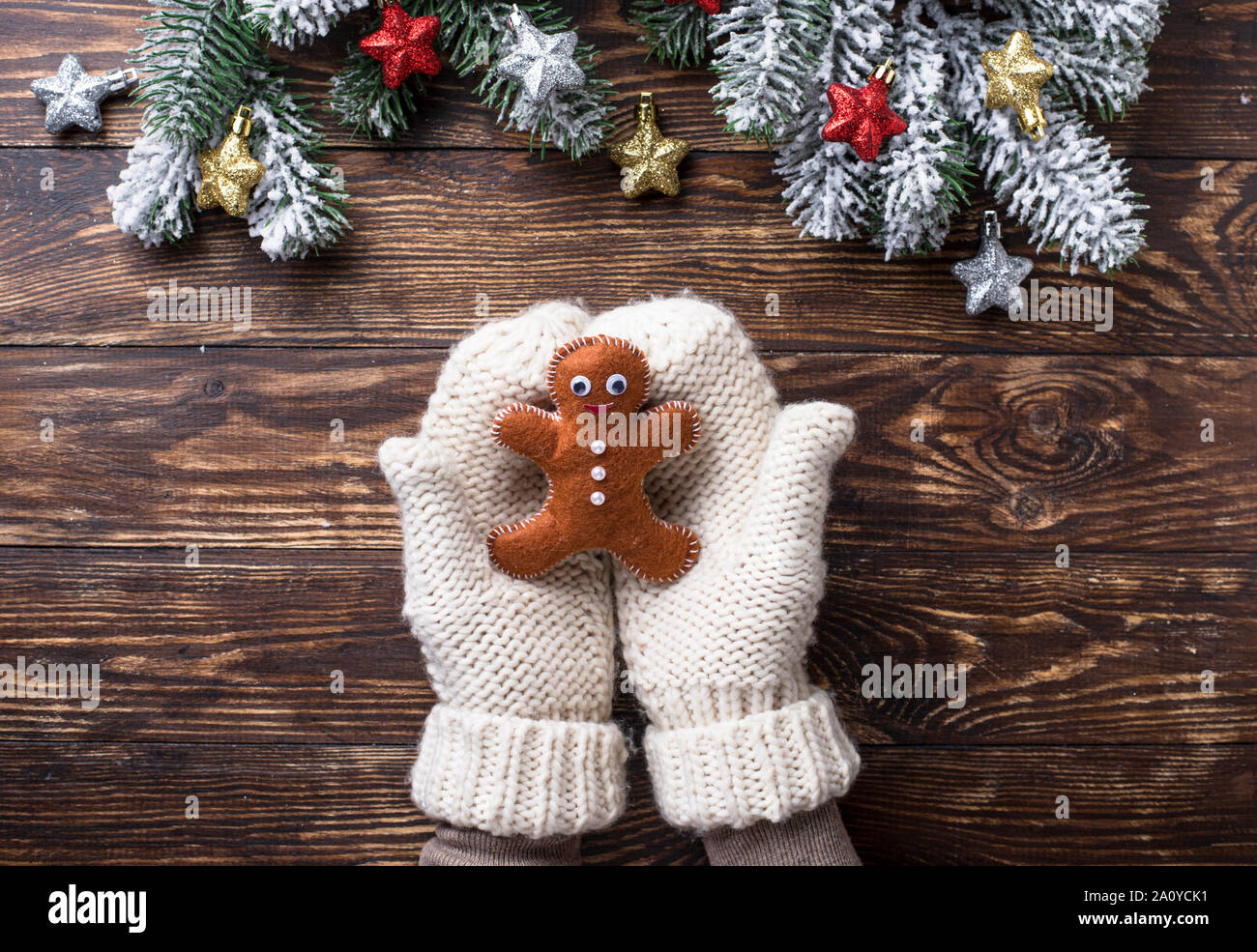 Gingerbread men holding hands hi-res stock photography and images - Alamy