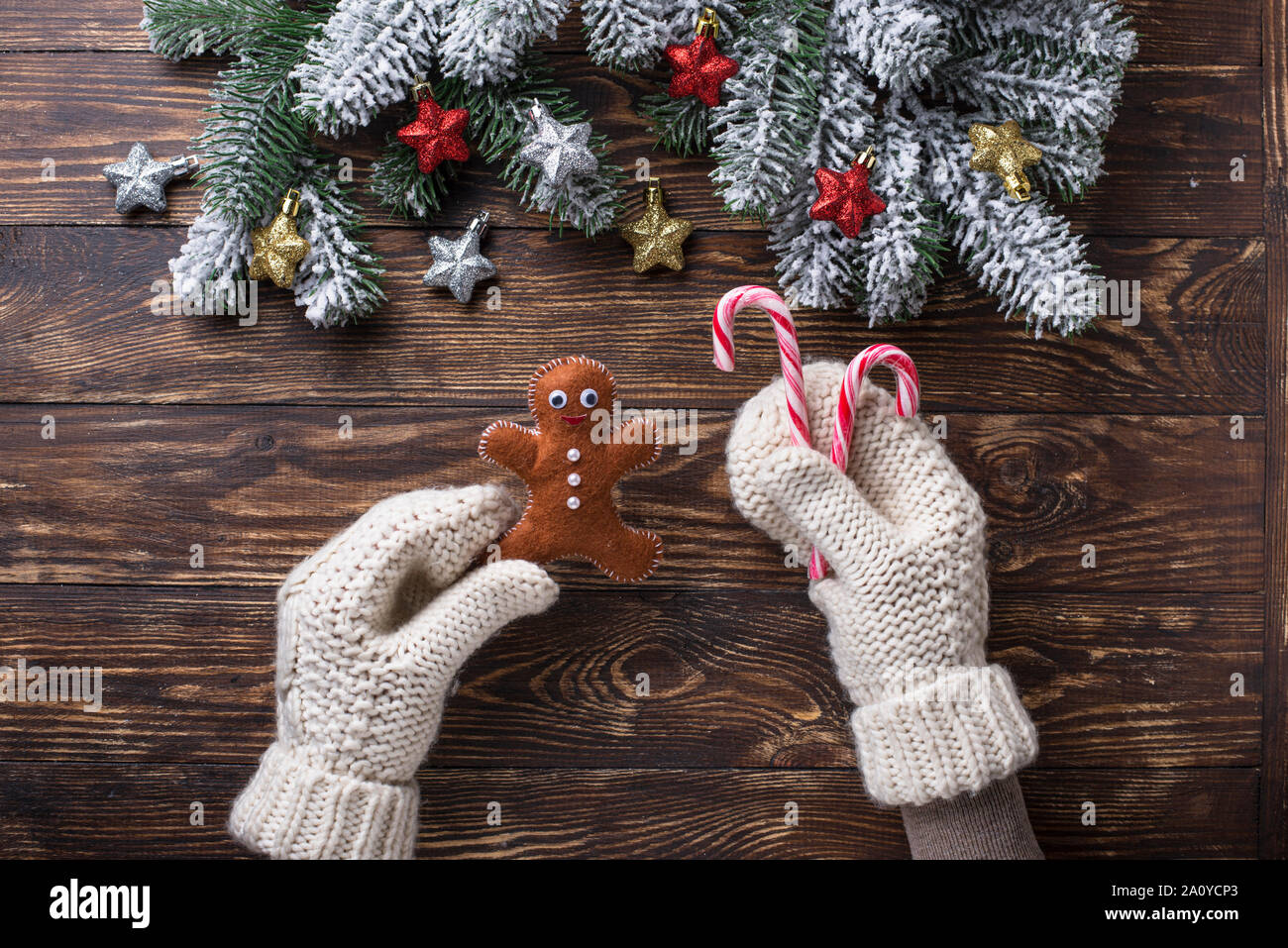 Gingerbread men holding hands hi-res stock photography and images - Alamy