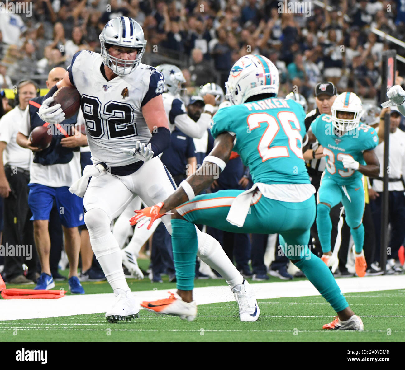 Arlington, USA. 22nd Sep, 2019. Dallas Cowboys Jason Whitten fends off ...