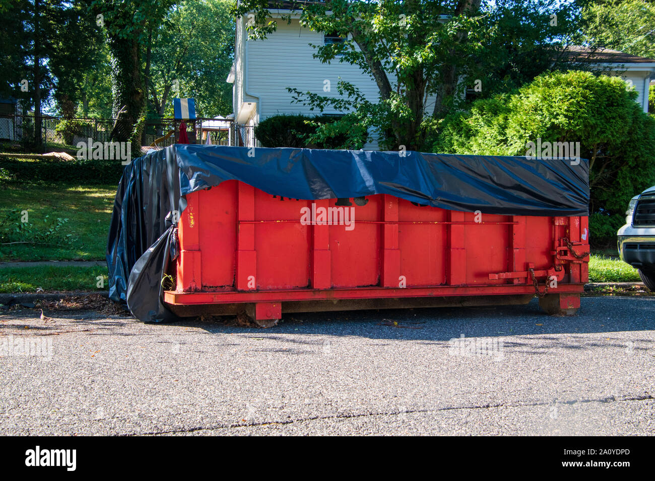 Black metal dumpster hi-res stock photography and images - Alamy