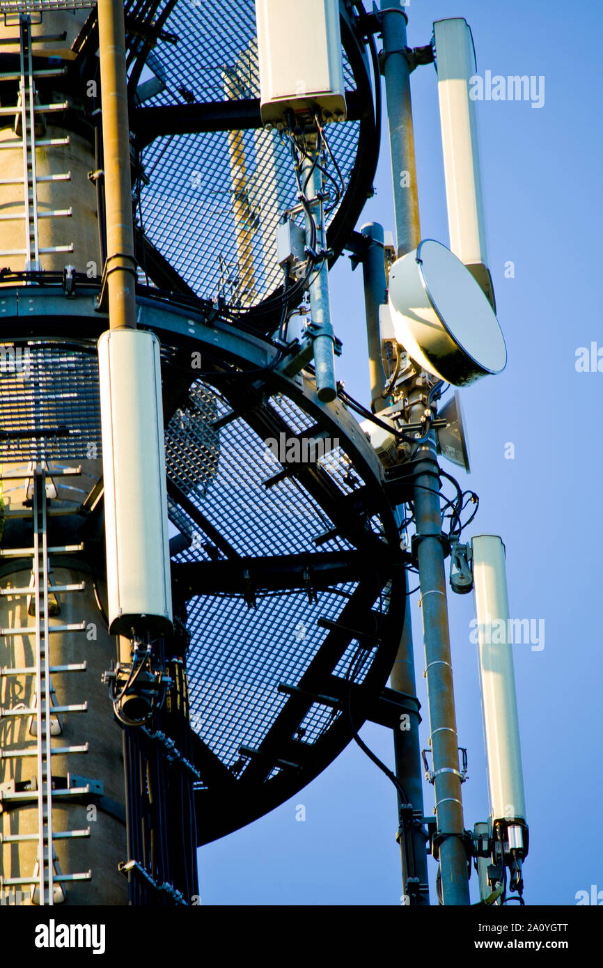 Detail of a 3G, 4G LTE transmitter tower against clear blue sky Stock ...