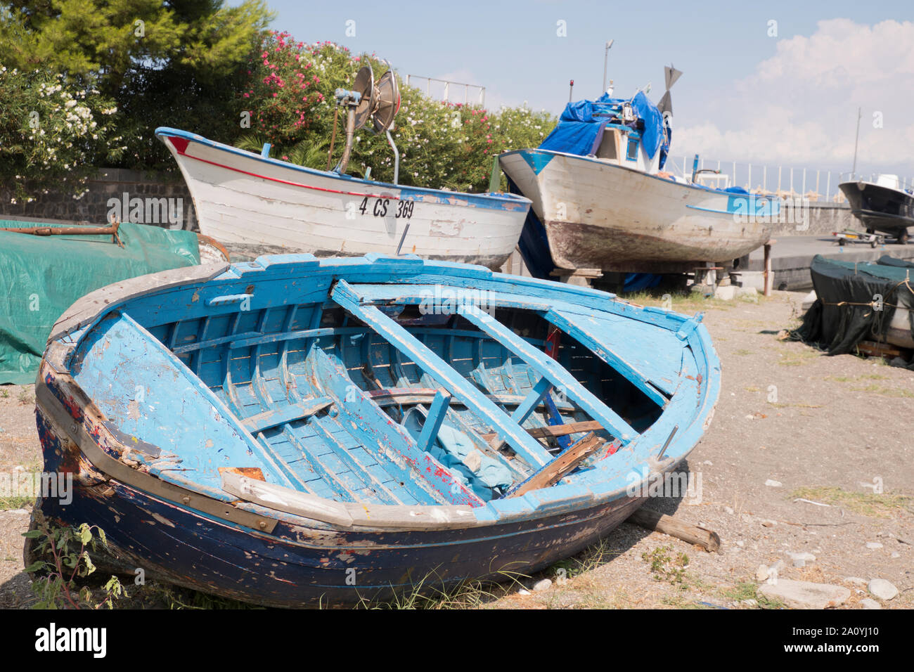 Wrecked and abandoned boats hi-res stock photography and images - Alamy