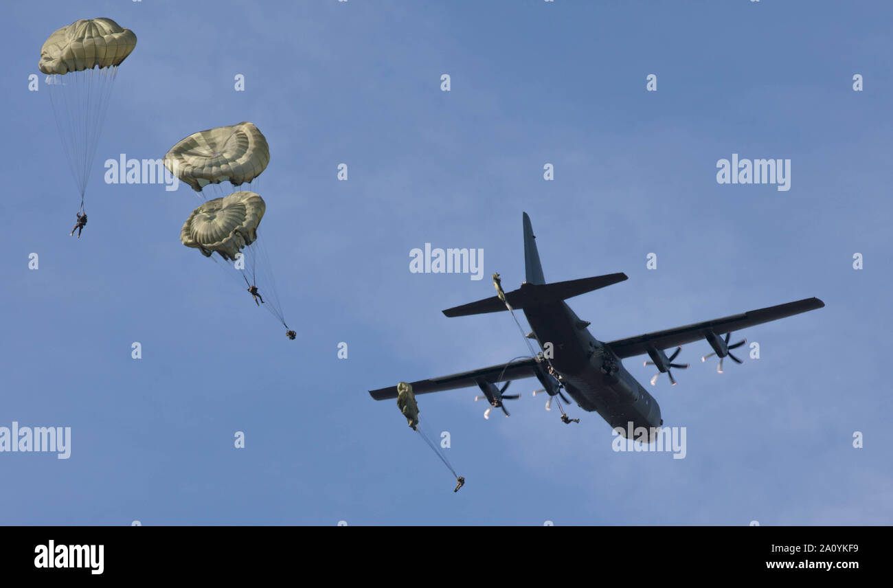 Parachute drop 1944 hi-res stock photography and images - Alamy