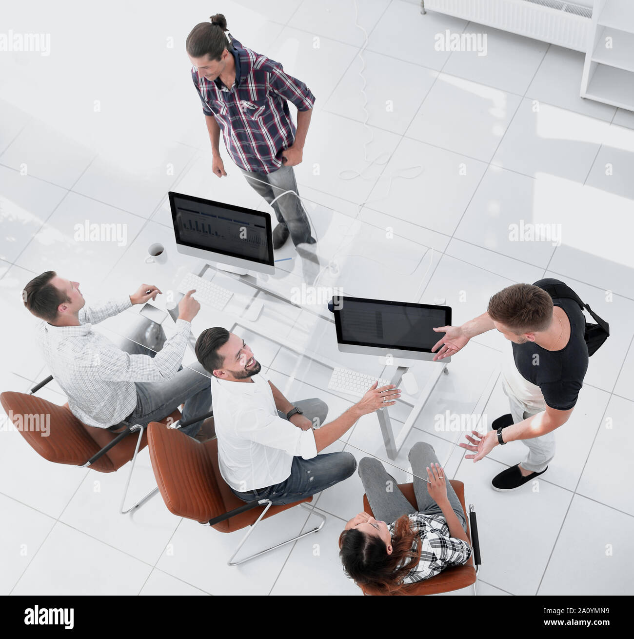 .employees discuss ideas at your Desk Stock Photo - Alamy