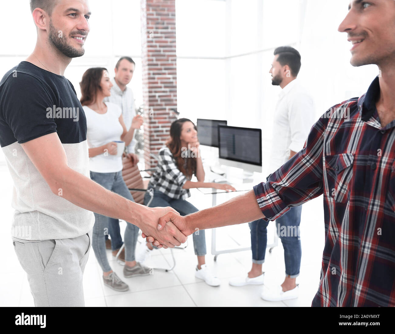 handshake between the designer and the client Stock Photo - Alamy