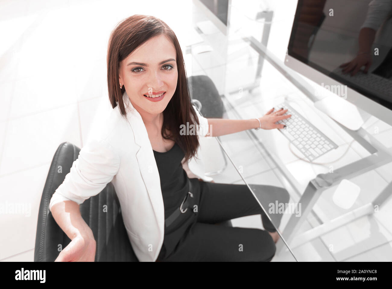woman assistant working on the computer Stock Photo - Alamy