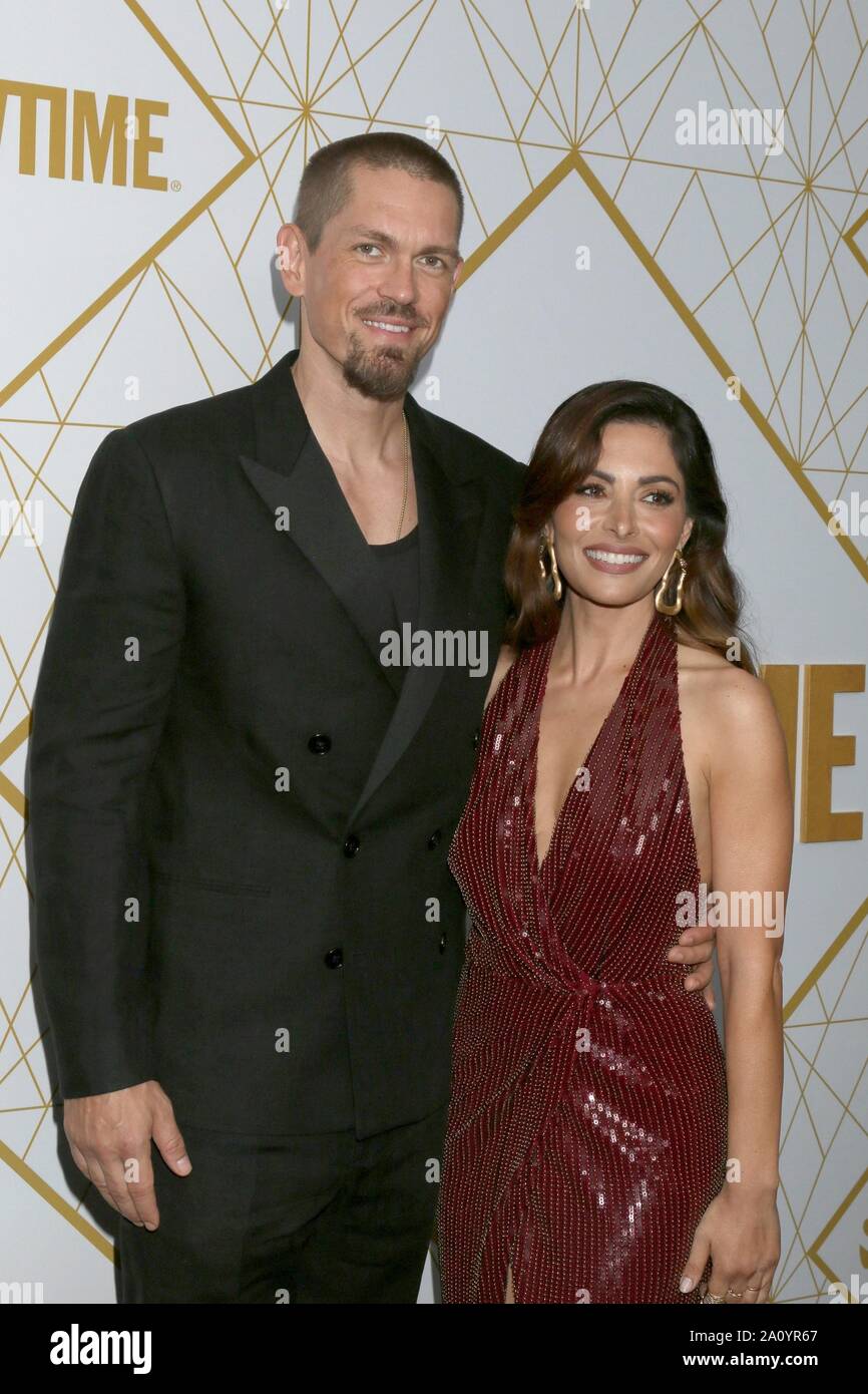 Steve Howey Sarah Shahi High Resolution Stock Photography and Images ...