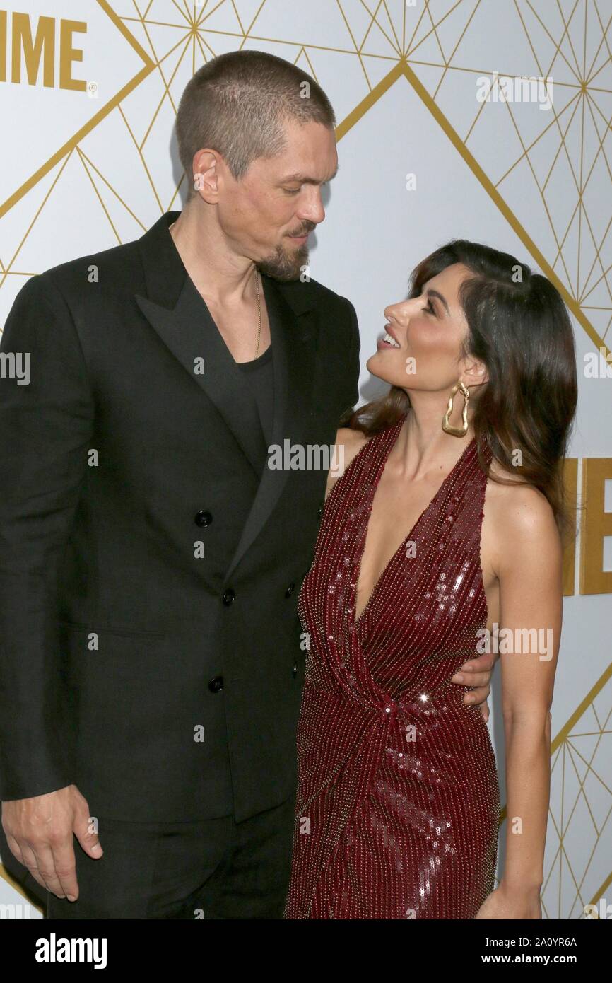 Steve Howey Sarah Shahi High Resolution Stock Photography and Images ...