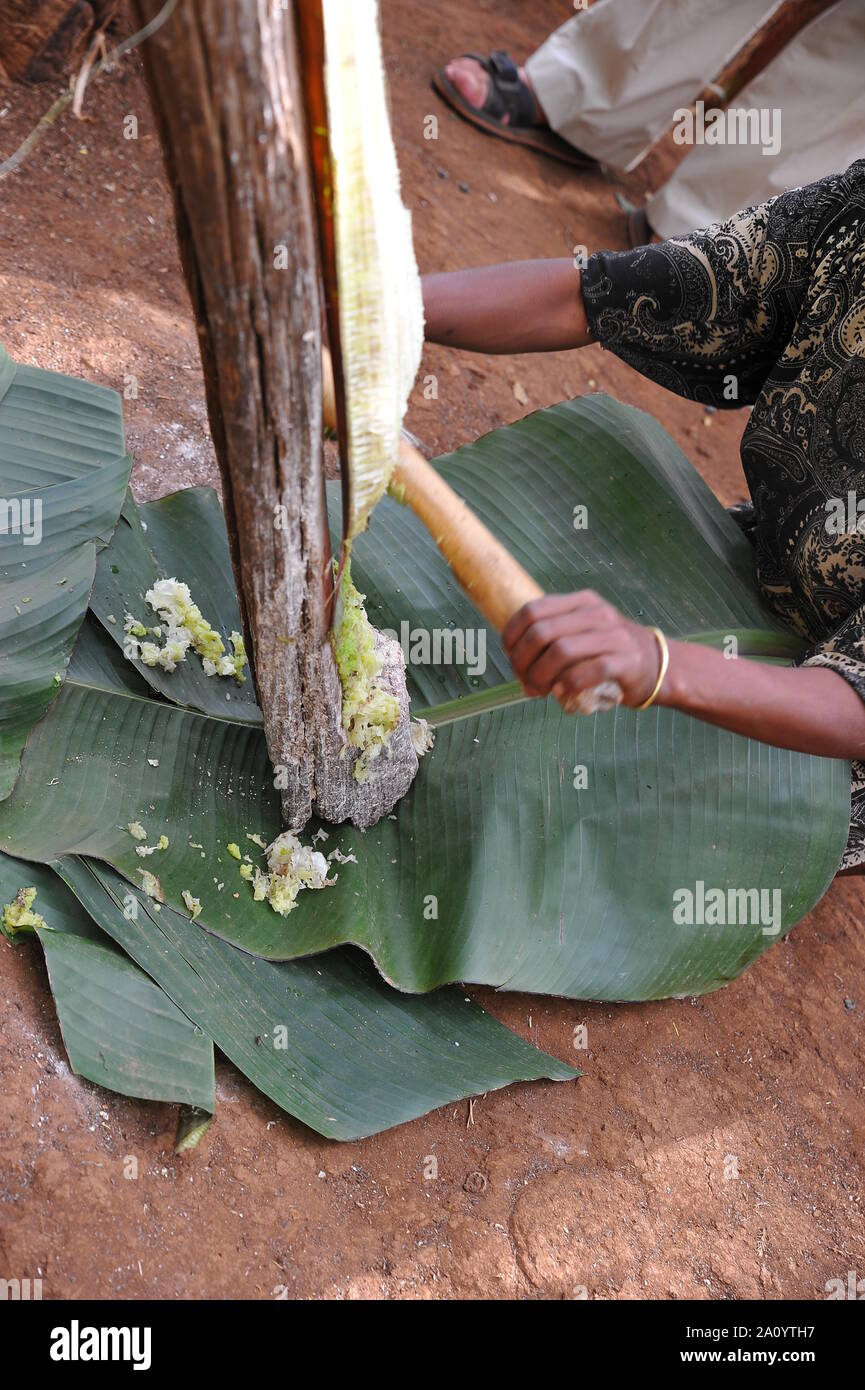 Ethiopian woman cooking hi-res stock photography and images - Alamy