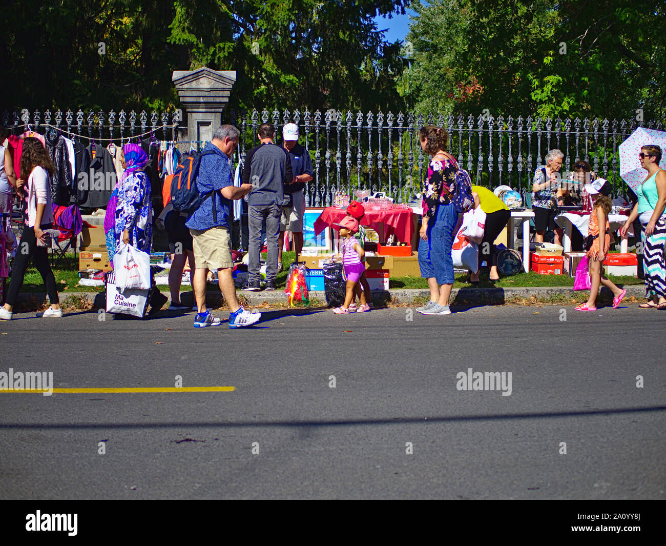 Crowd crowds railing fence hi-res stock photography and images - Alamy
