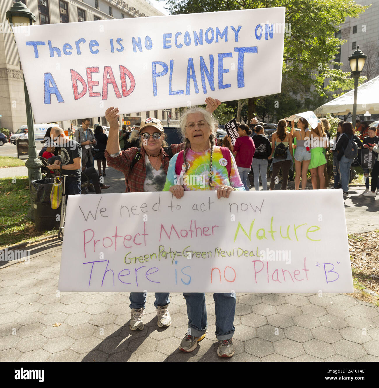 Elderly protesters hi-res stock photography and images - Alamy