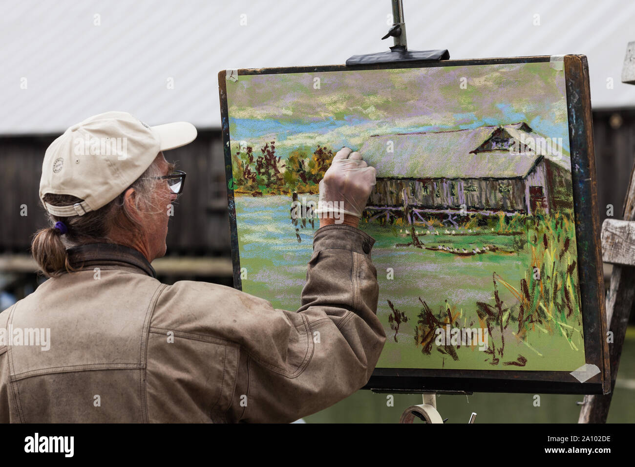 Artist using pastels competing in the 2019 Grand Prix of Art in ...