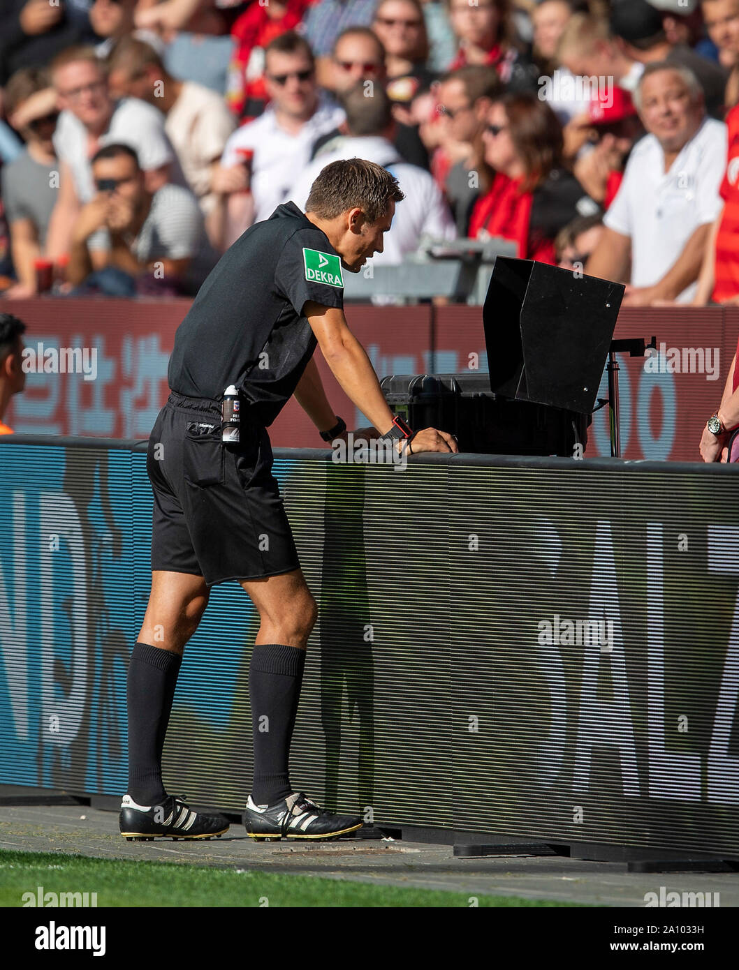 Leverkusen, Deutschland. 21st Sep, 2019. Referee Robert HARTMANN in the ...