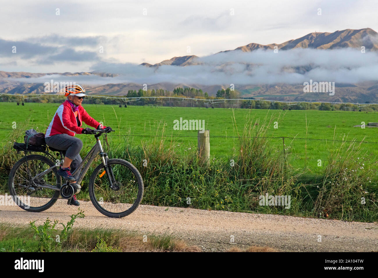 New zealand waitaki valley cycle hi-res stock photography and images ...