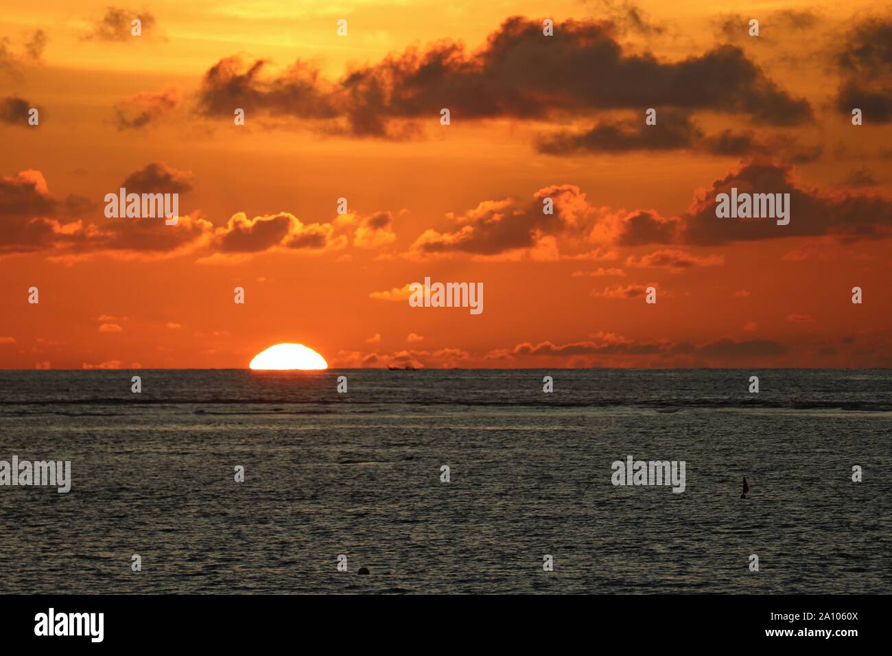 Dramatic sun and clouds hi-res stock photography and images - Alamy