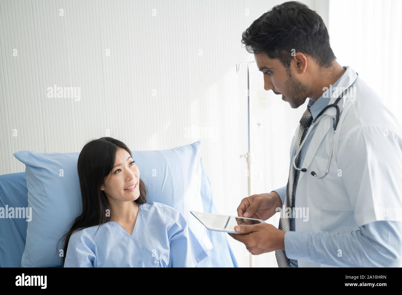 Patient doctor office talking hi-res stock photography and images - Alamy