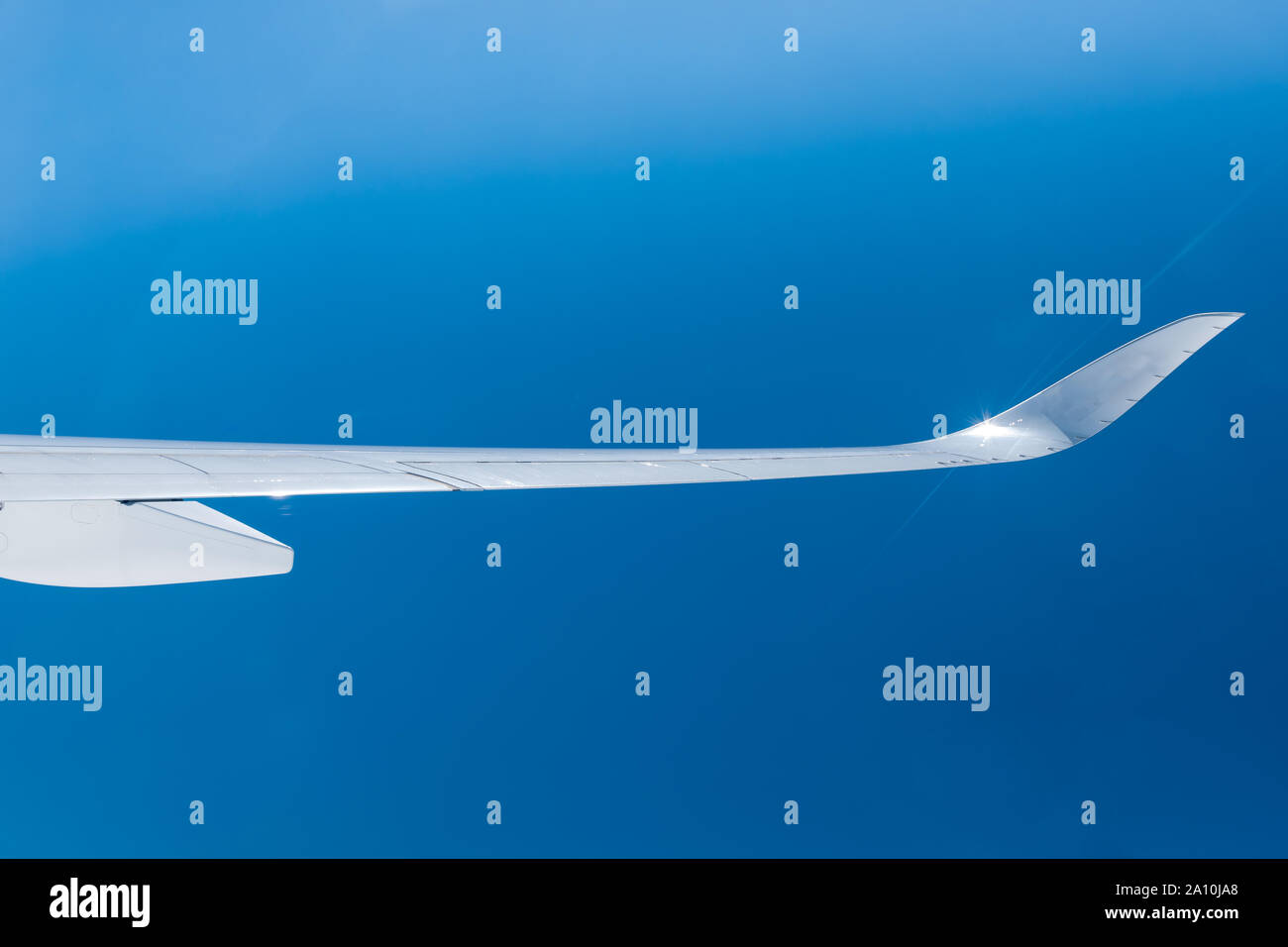 White wing of a plane in front of blue sky Stock Photo - Alamy
