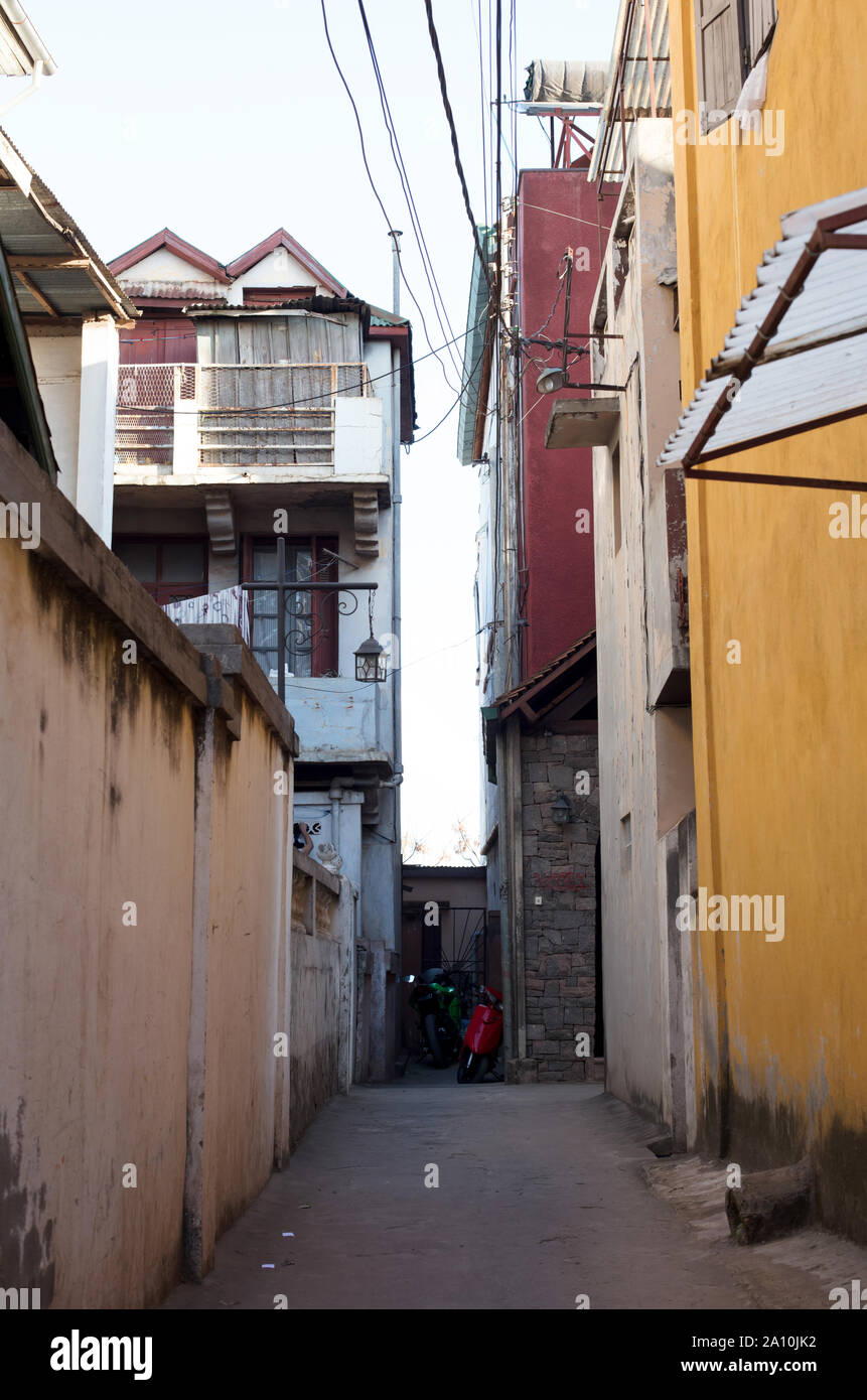 Dangerous empty alley hi-res stock photography and images - Alamy