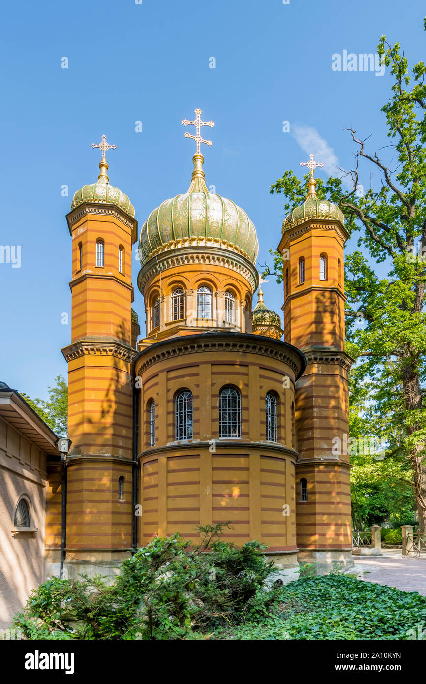 Russian Orthodox chapel at the historic cemetery in Weimar in front of ...