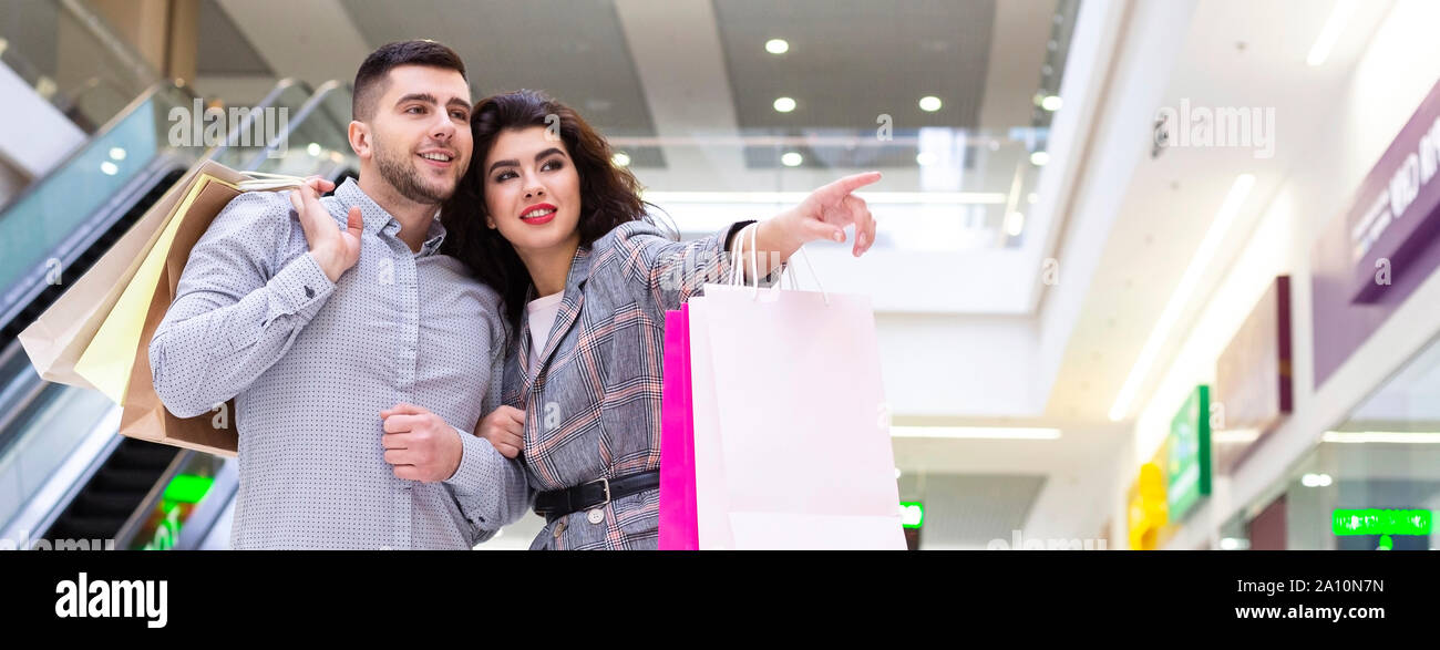 Customers walk shopping mall hi-res stock photography and images - Alamy