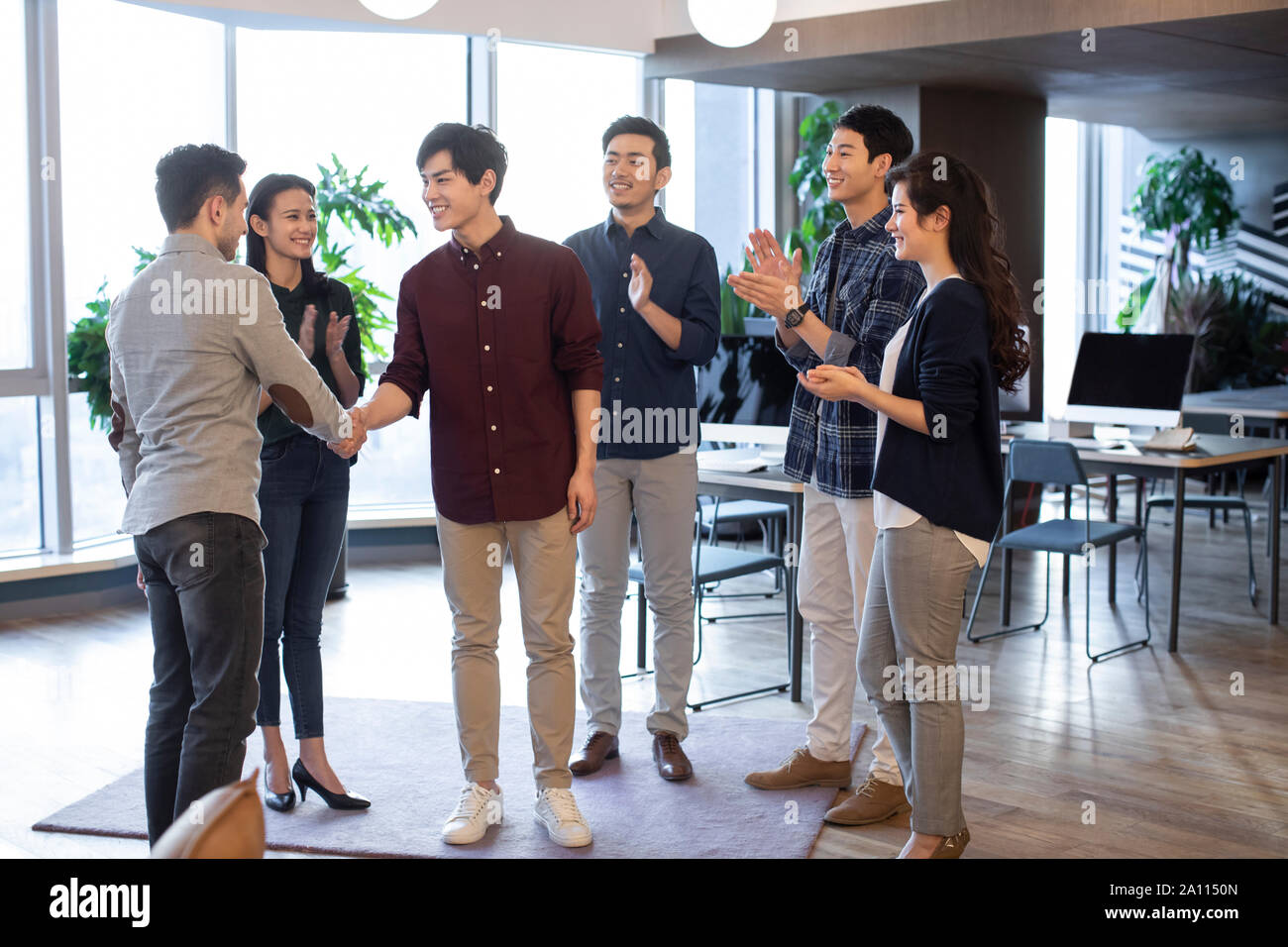 Students clapping in classroom hi-res stock photography and images - Alamy