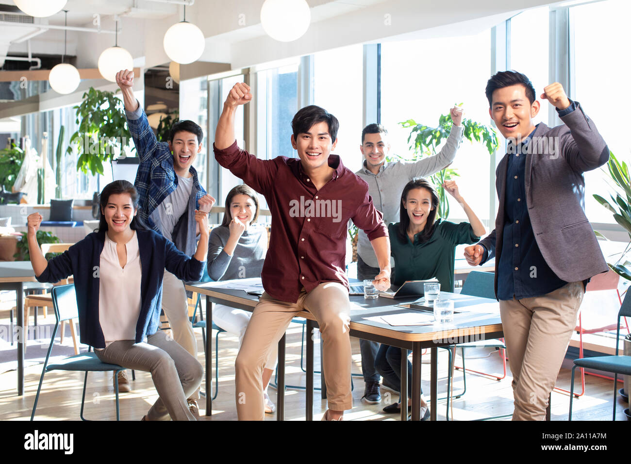 Students cheering hi-res stock photography and images - Alamy