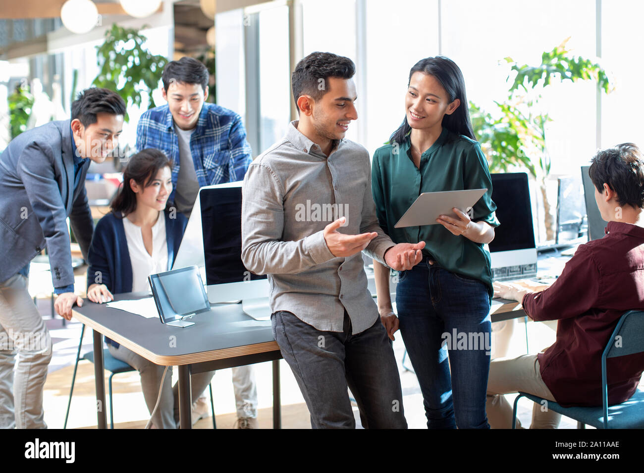 Young abroad students talking in computer lab Stock Photo - Alamy