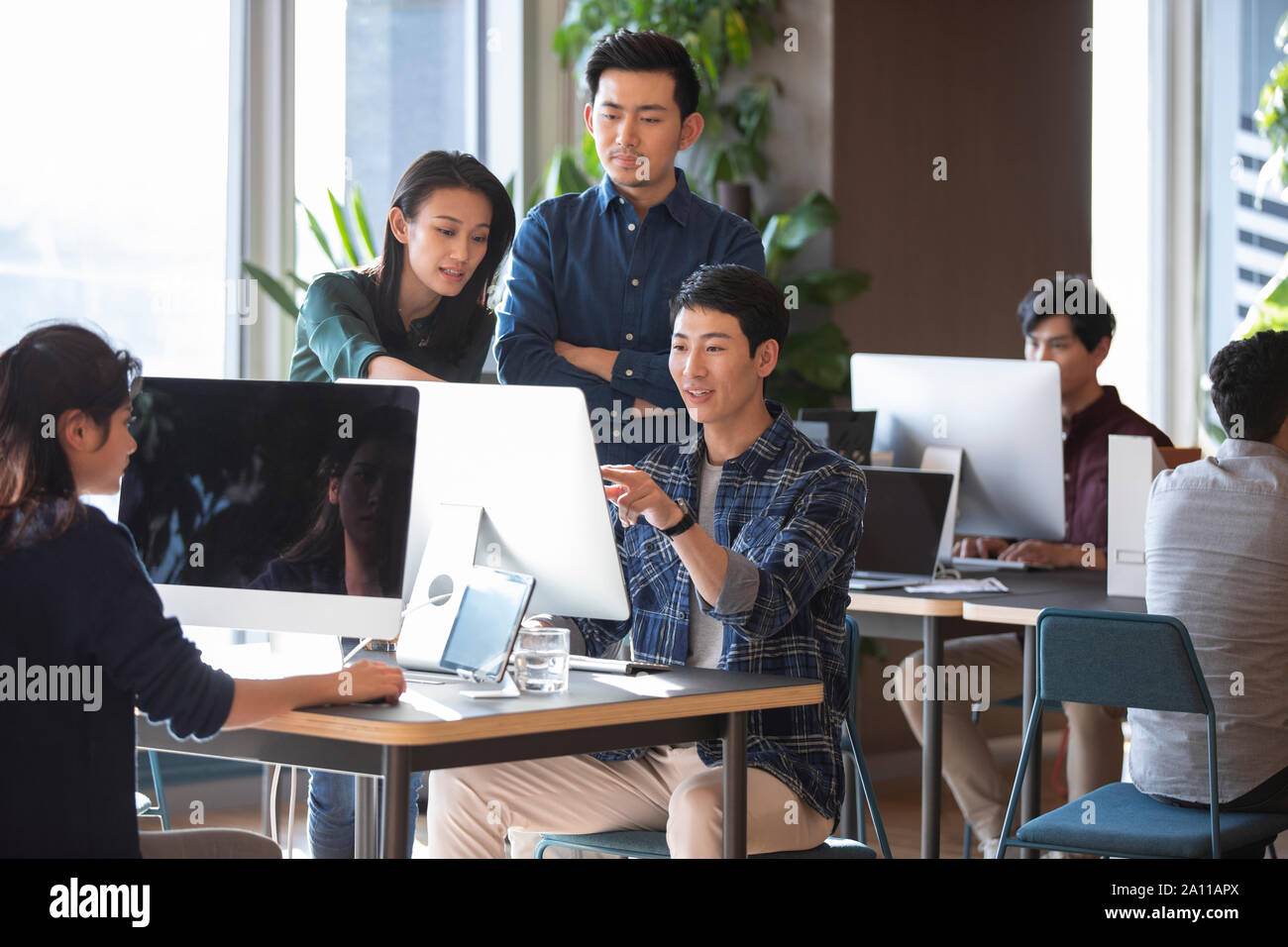 Students using computers hi-res stock photography and images - Alamy