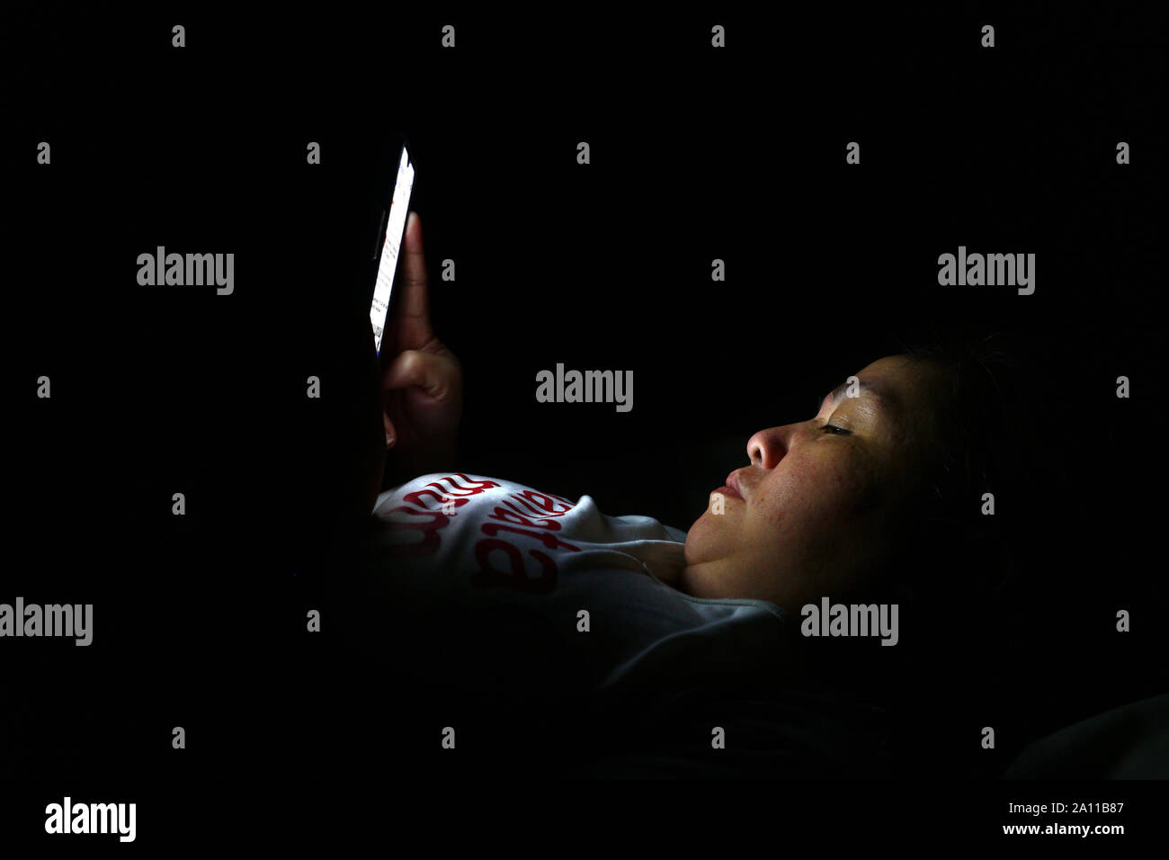 Filipino woman smartphone hi-res stock photography and images - Alamy