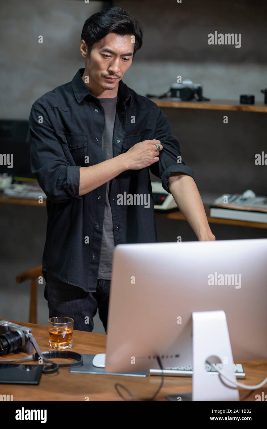 Photographer using computer in studio Stock Photo - Alamy
