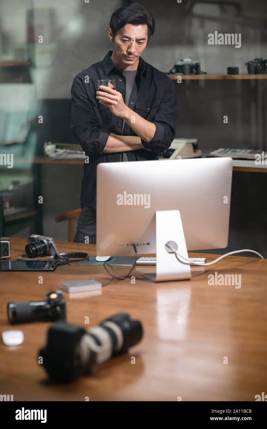 Photographer using computer in studio Stock Photo - Alamy