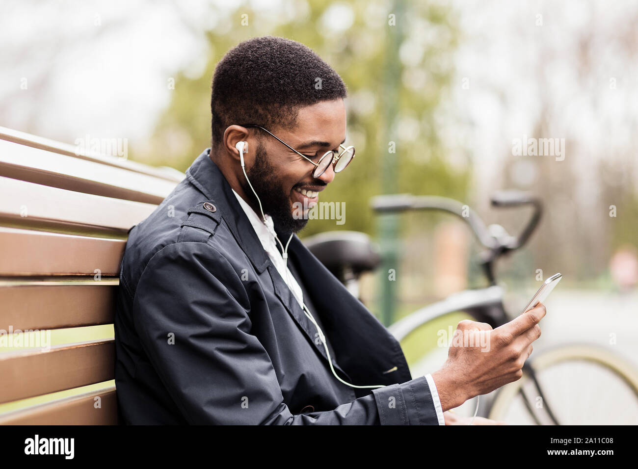 Happy people sitting park in hi-res stock photography and images - Alamy